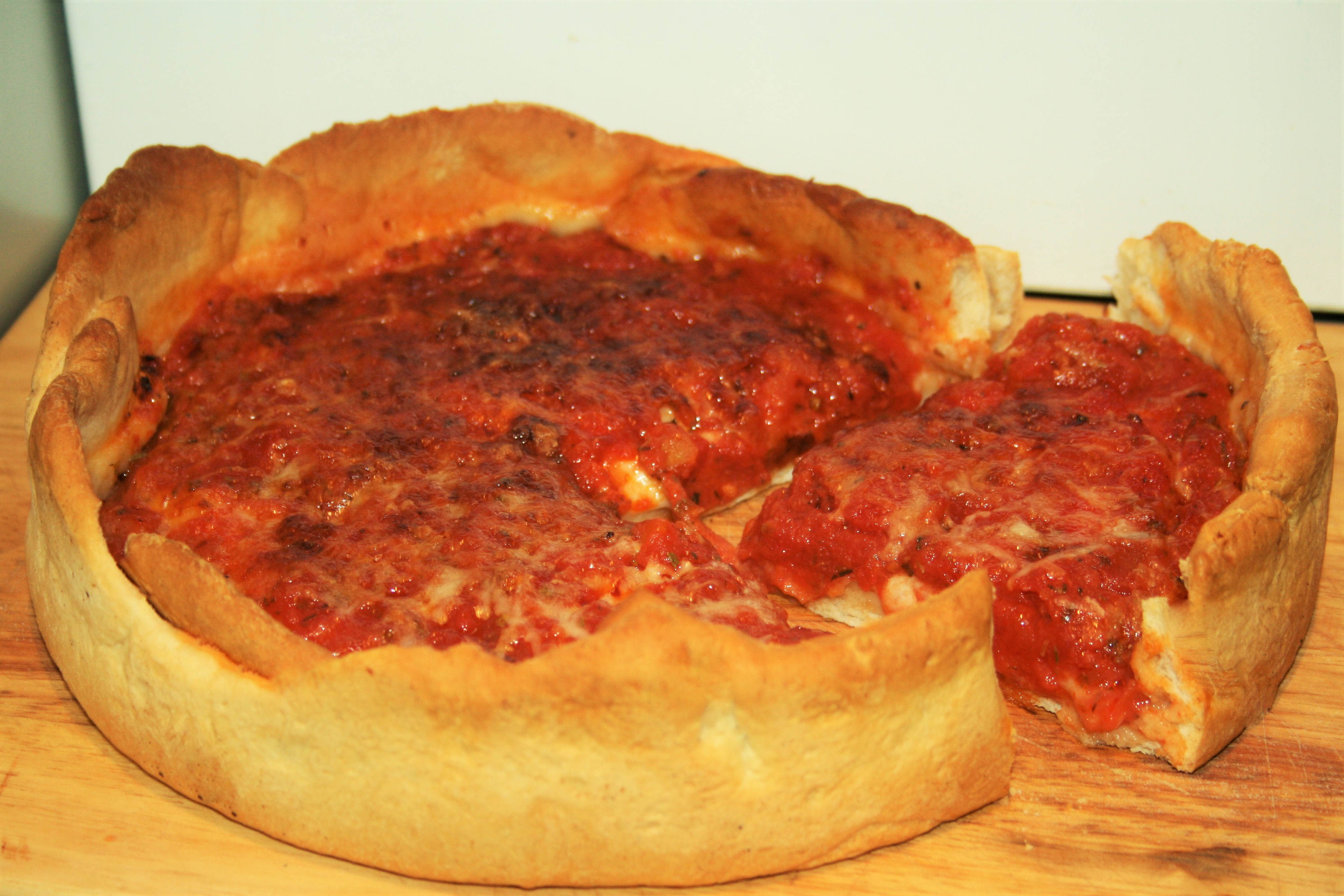 Chicago Style Deep Pan Pepperoni Pizza – Full As An Egg